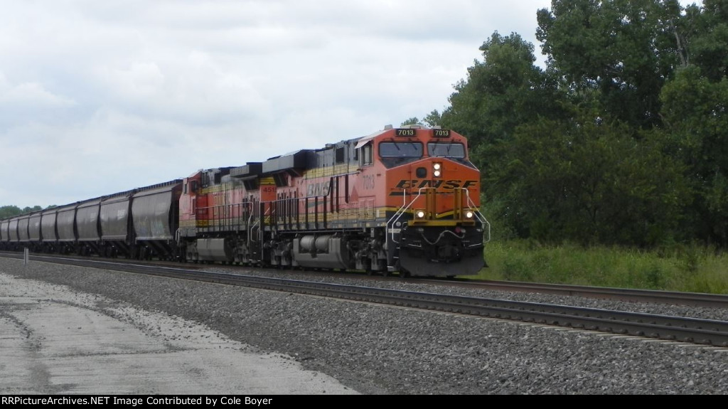 BNSF 7013 (GE ES44C4) leads WB Grain